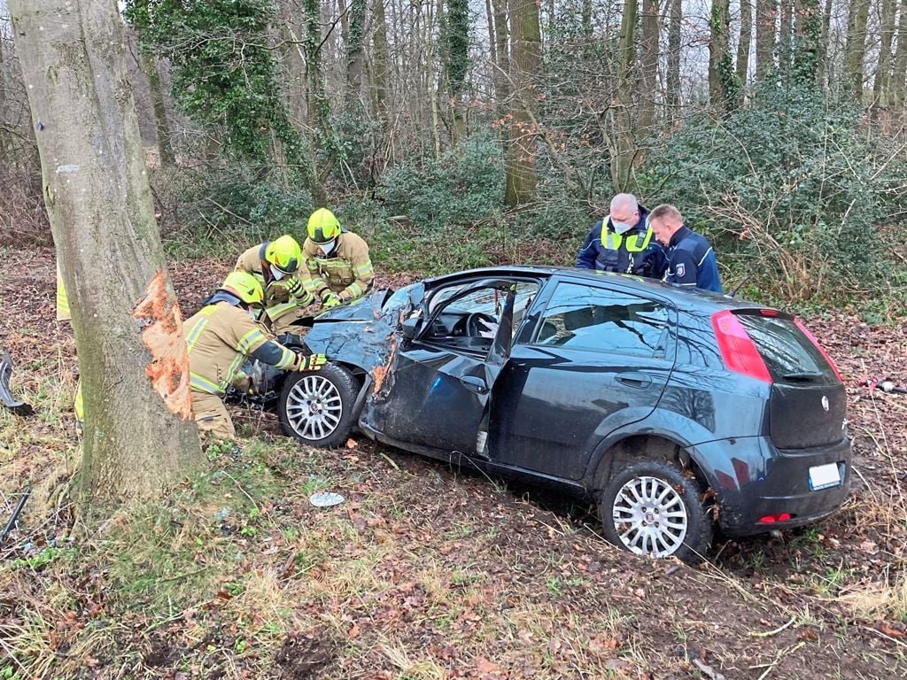 Auto prallt gegen Baum