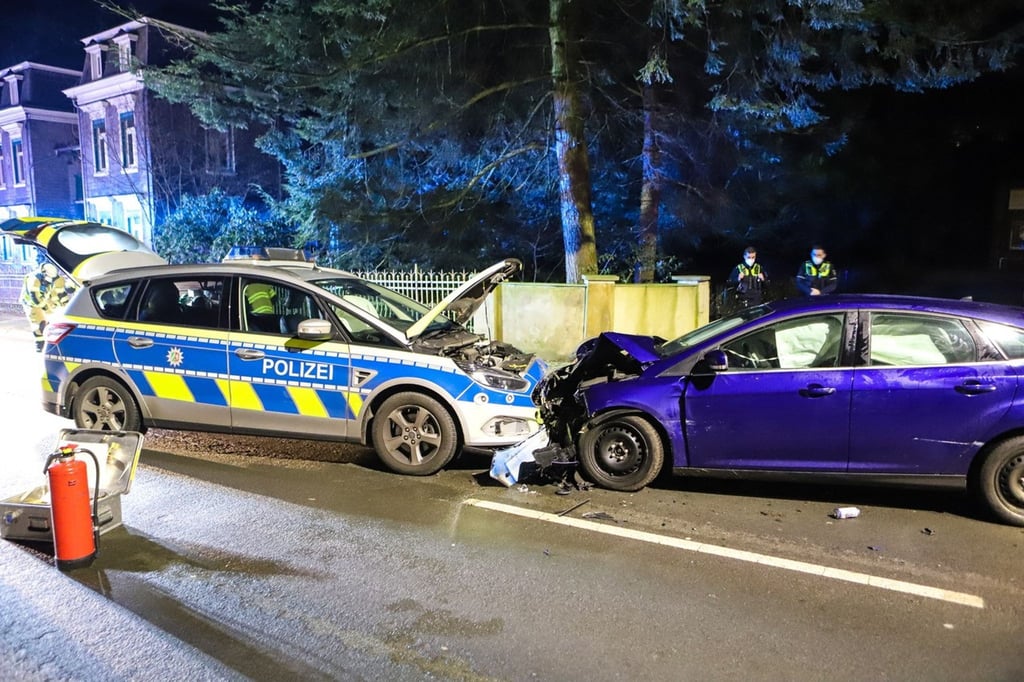 Unfallflüchtige rammt Streifenwagen: Drei Verletzte