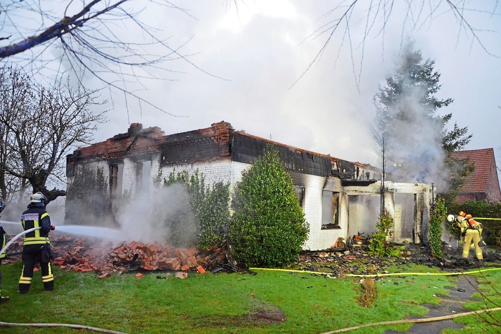 Haus brennt komplett ab Haus brennt komplett ab