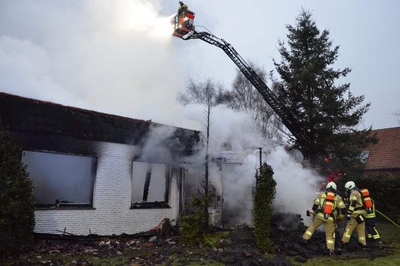 Haus brennt komplett ab Haus brennt komplett ab