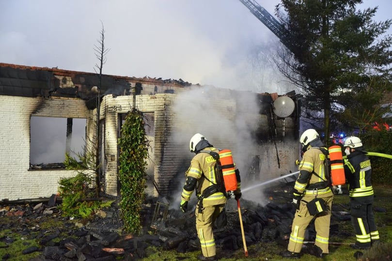 Haus brennt komplett ab Haus brennt komplett ab