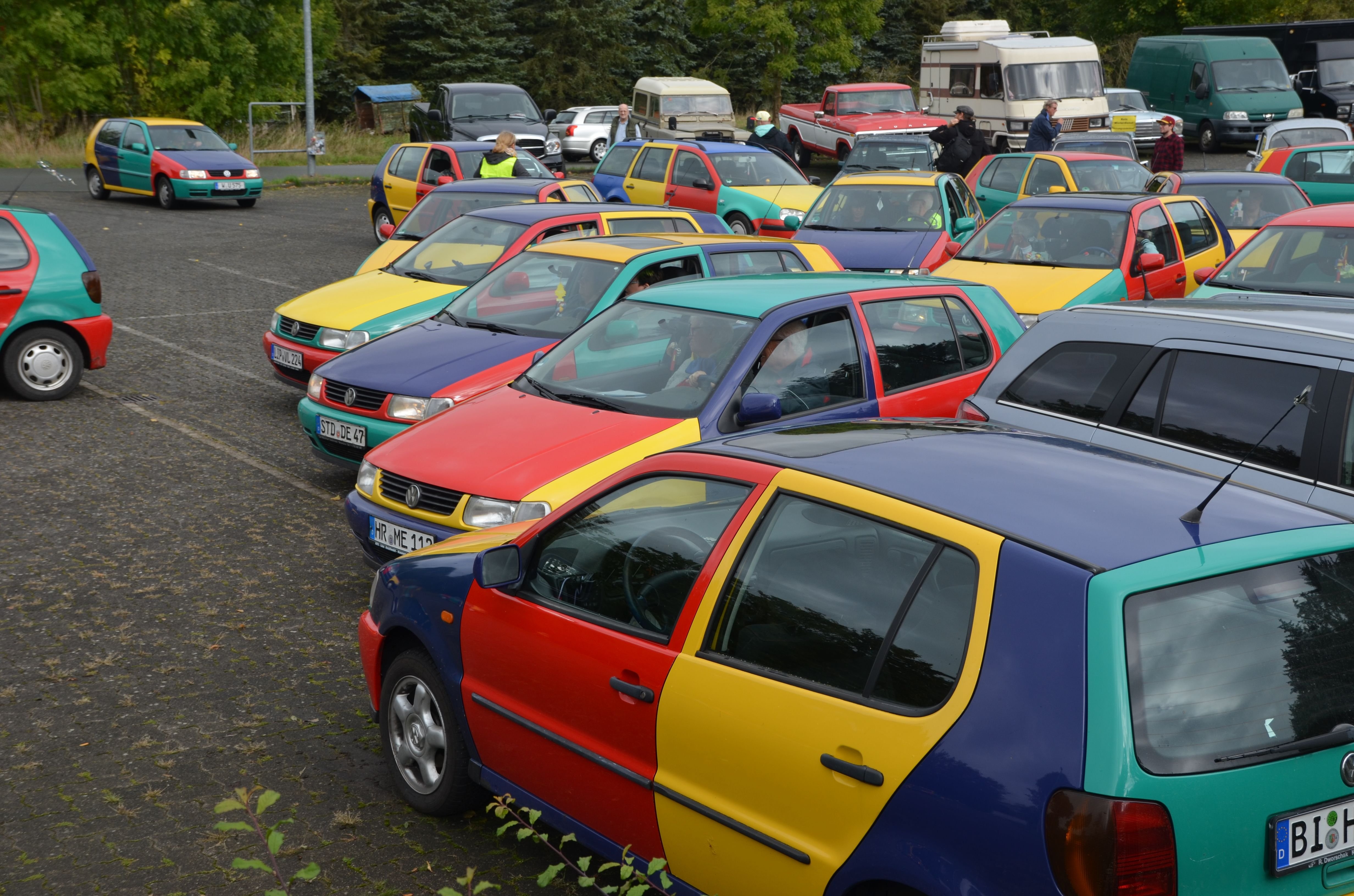 Lange Kolonne bunter Polos „Harlekin“ fährt durch das Paderborner Land