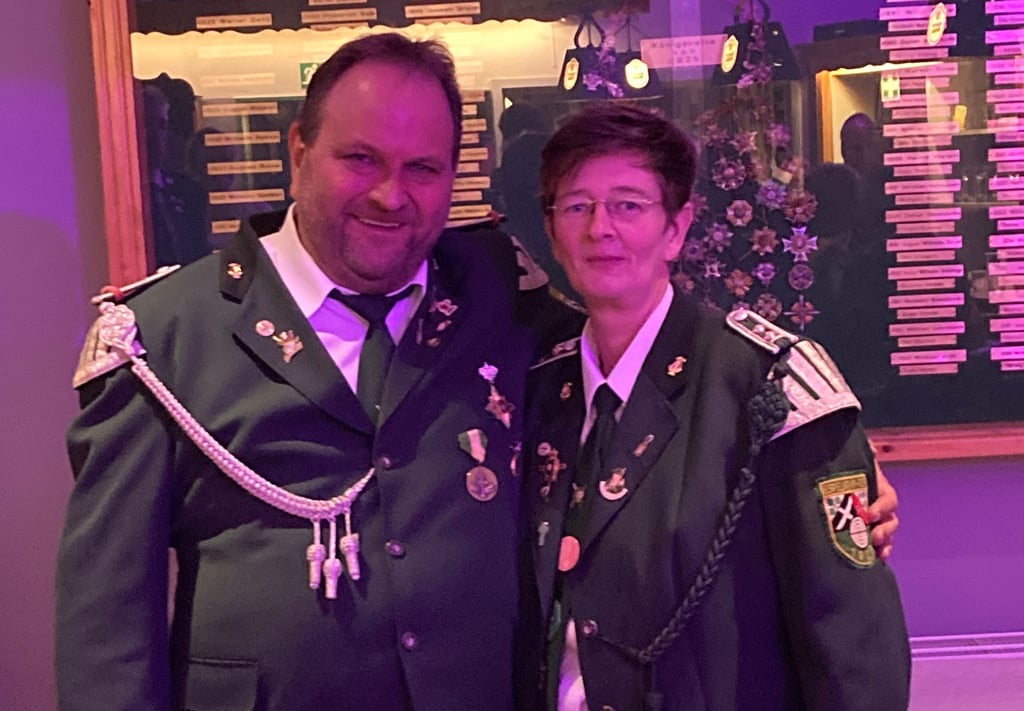 Ehrungen und fallende Adler unter den Eichen