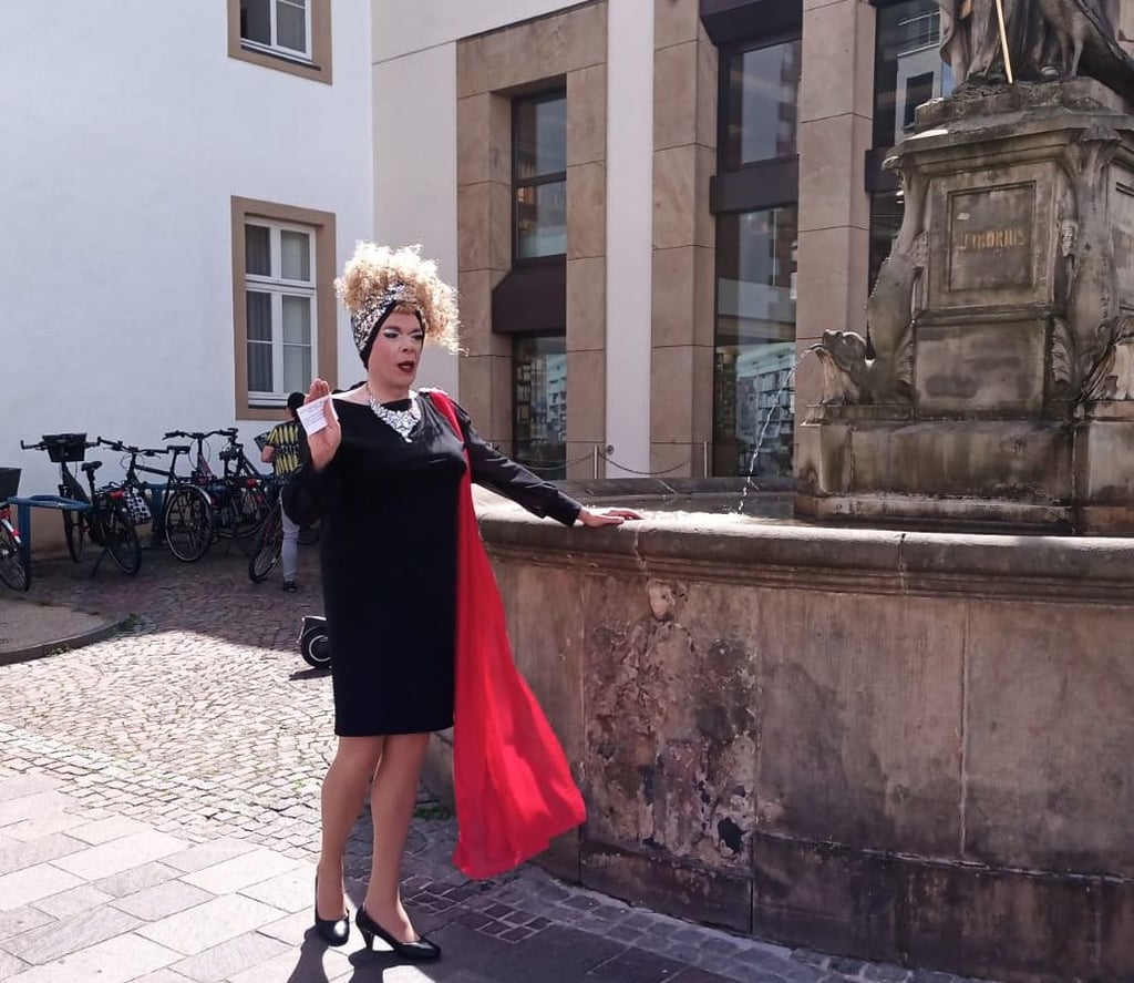 Travestiekünstlerin führt durch Paderborn