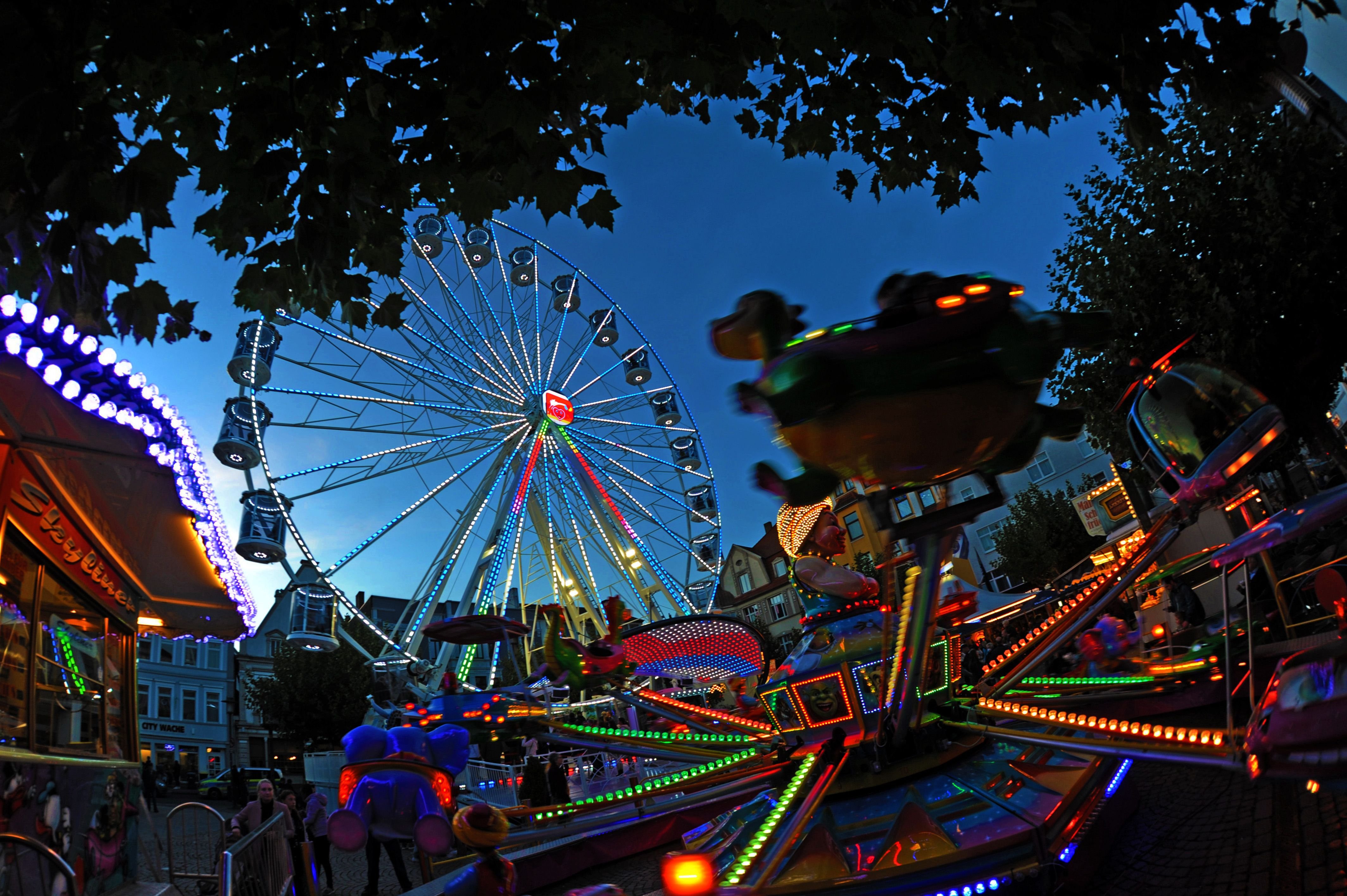City-Kirmes in Herford mit Zuckerwatte, Riesenrad und Dosen werfen
