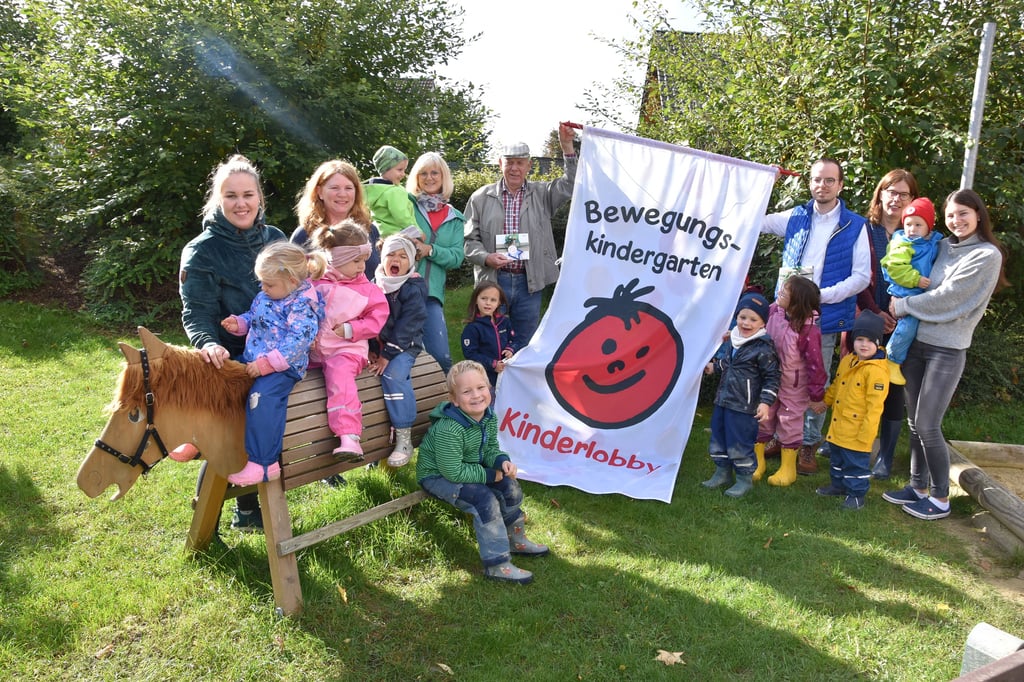 Kinderlobby Menne hisst die Fahne