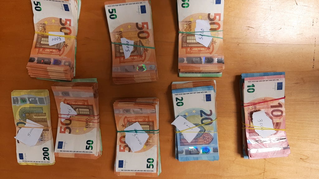 Zoll stellt 38.000 Euro bei Verkehrskontrolle auf A44 sicher