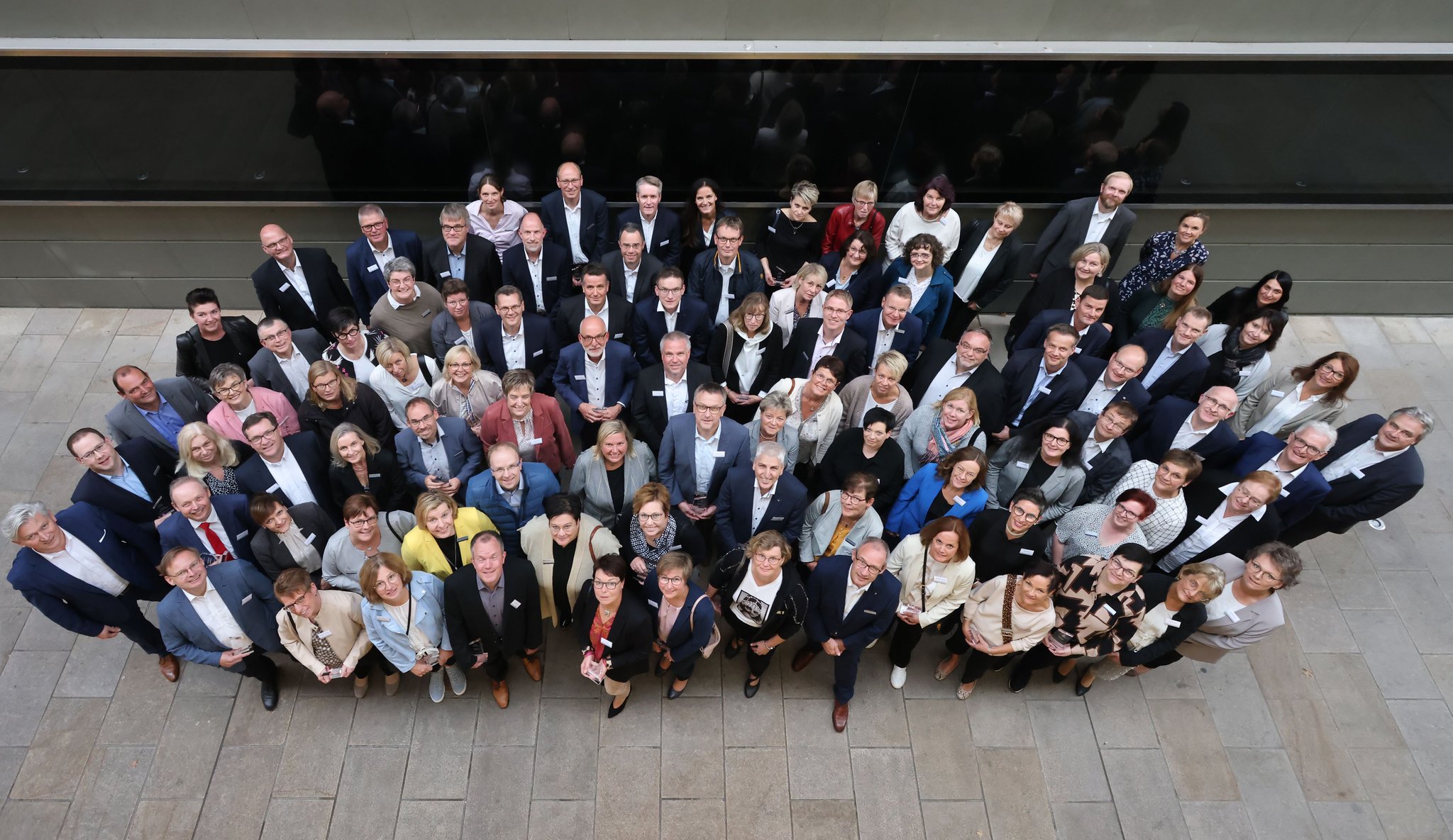 Verbund-Volksbank ehrt in Paderborn langjährige Mitarbeiter