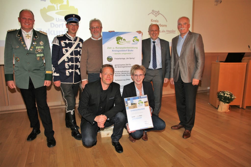 Buke erhält Siegerurkunde auf der Wewelsburg