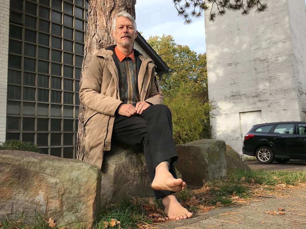 Herforder Pfarrer geht seit fünf Monaten barfuß