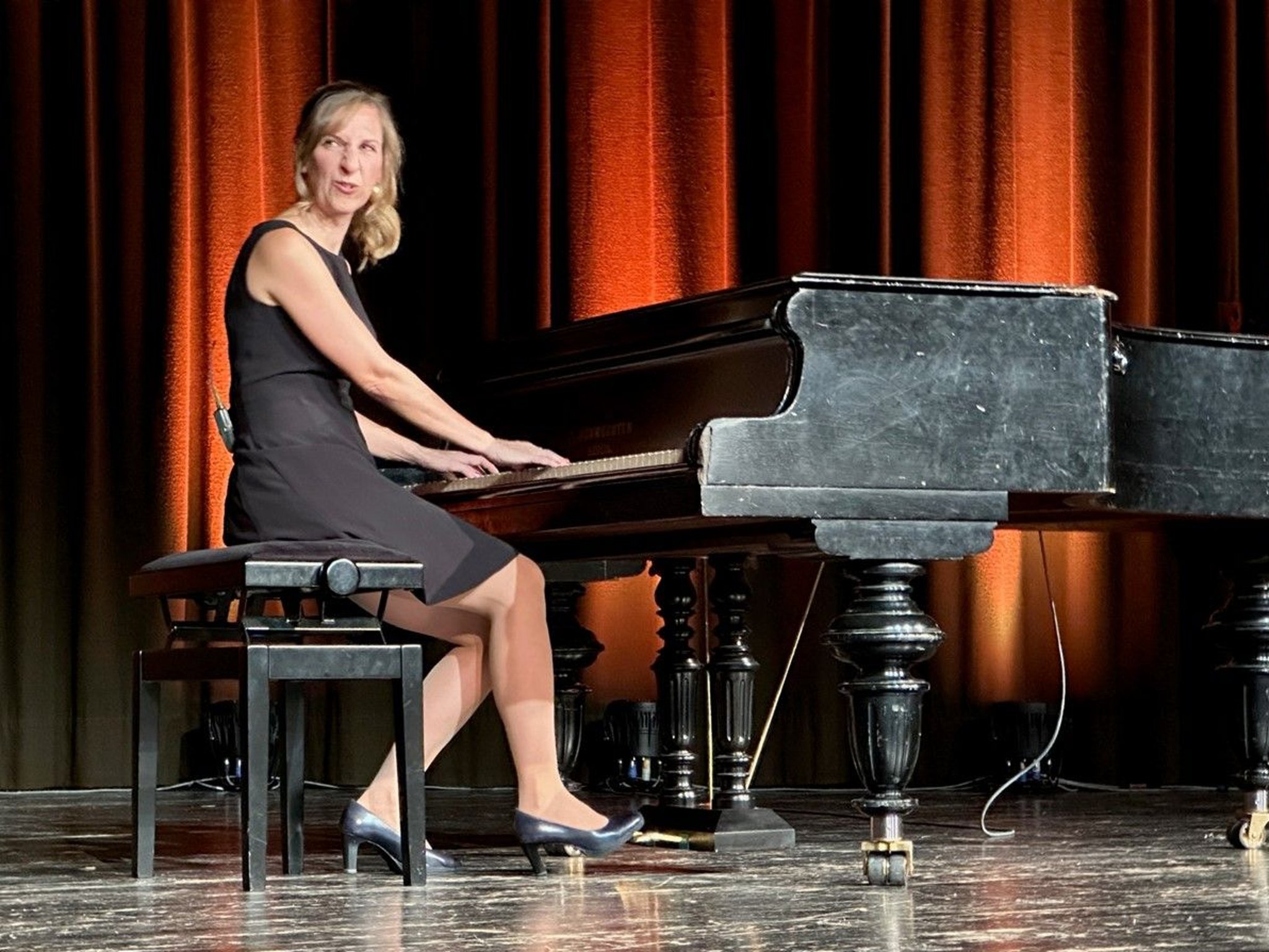 Warburger Kabarettistin Sarah Hakenberg nimmt Stadtverwaltung aufs Korn