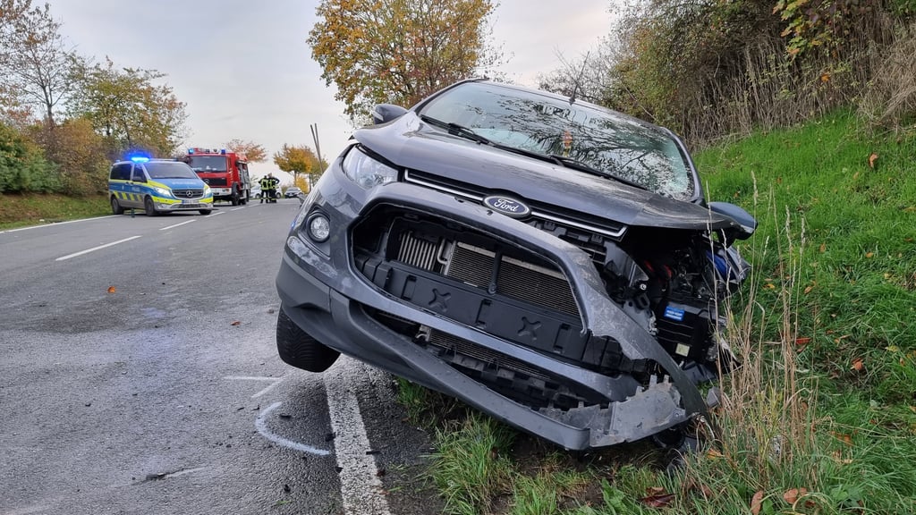 Zwei Frauen verletzt: Autos prallen bei Dringenberg frontal aufeinander