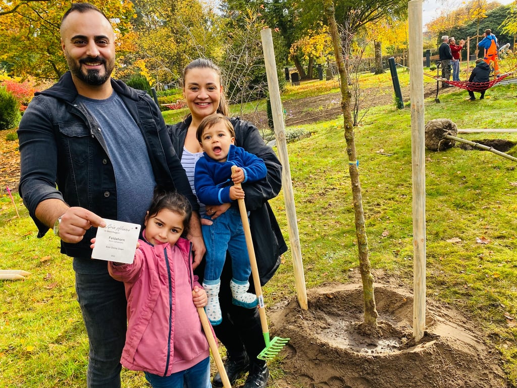 Steinhagens Alter Friedhof wandelt sich: Baumpaten helfen beim ...