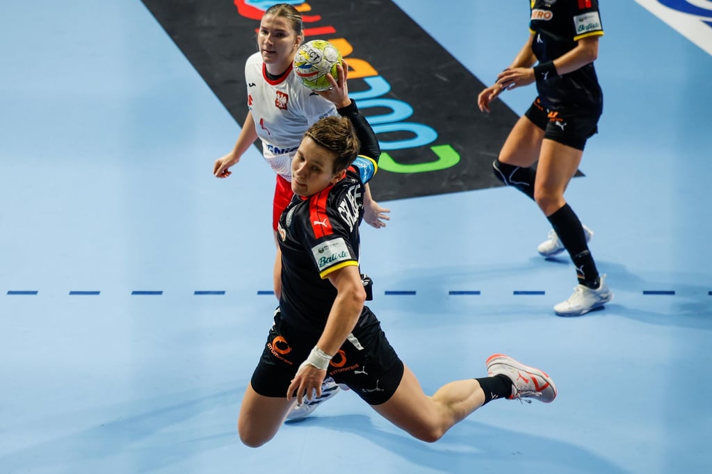 Frauen bejubeln zum Auftakt Zittersieg gegen Polen Frauen bejubeln zum Auftakt Zittersieg gegen Polen