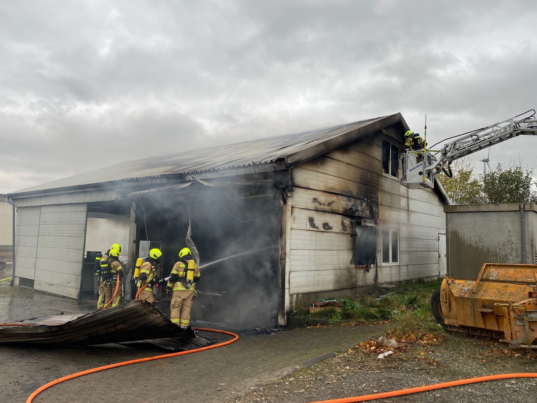 Großeinsatz der Feuerwehr: Lagerhalle in Paderborn-Dahl in Flammen