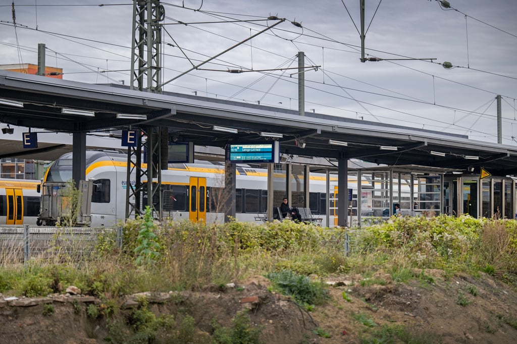 Gleis 1 hat nun wieder ein Dach