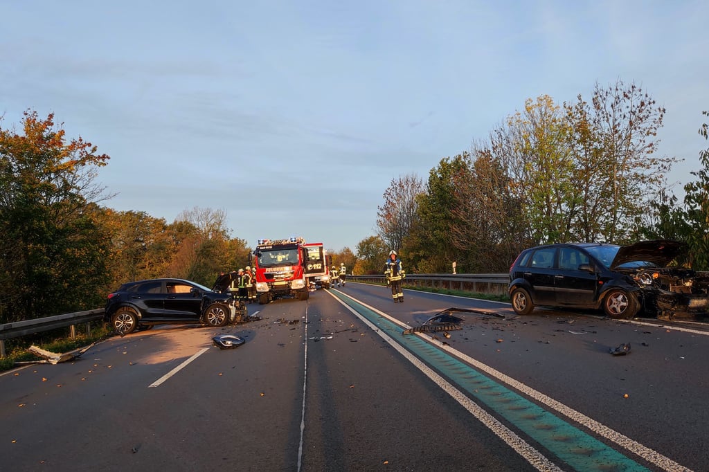 B 54: Drei Personen schwer verletzt – Unfallverursacher flüchtig