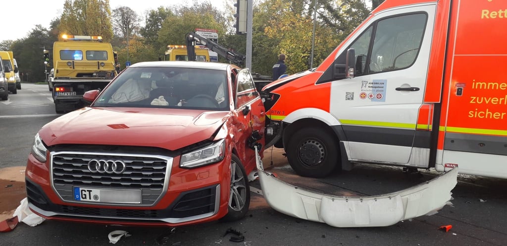 Drei Verletzte bei Unfall mit Bielefelder Rettungswagen