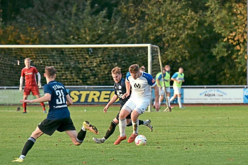 1:1 – Falke wehrt den Angriff auf die Spitze ab