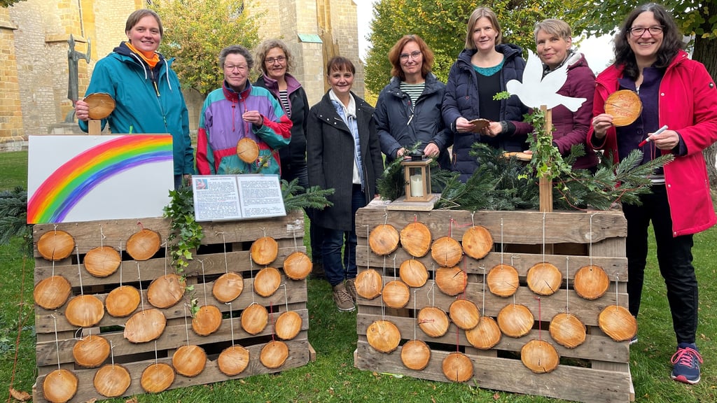 Friedensgedanken auf Baumscheiben