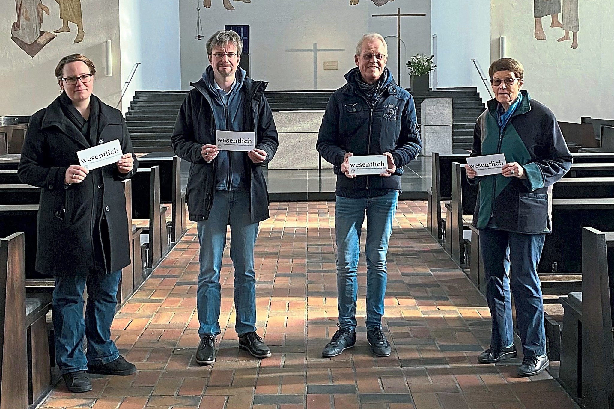 Kirchengemeinden spazieren am Abend