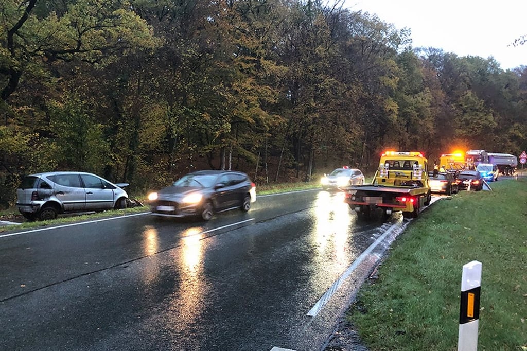 B219/Ibbenbüren: Autofahrer gerät bei Unfall in den Gegenverkehr