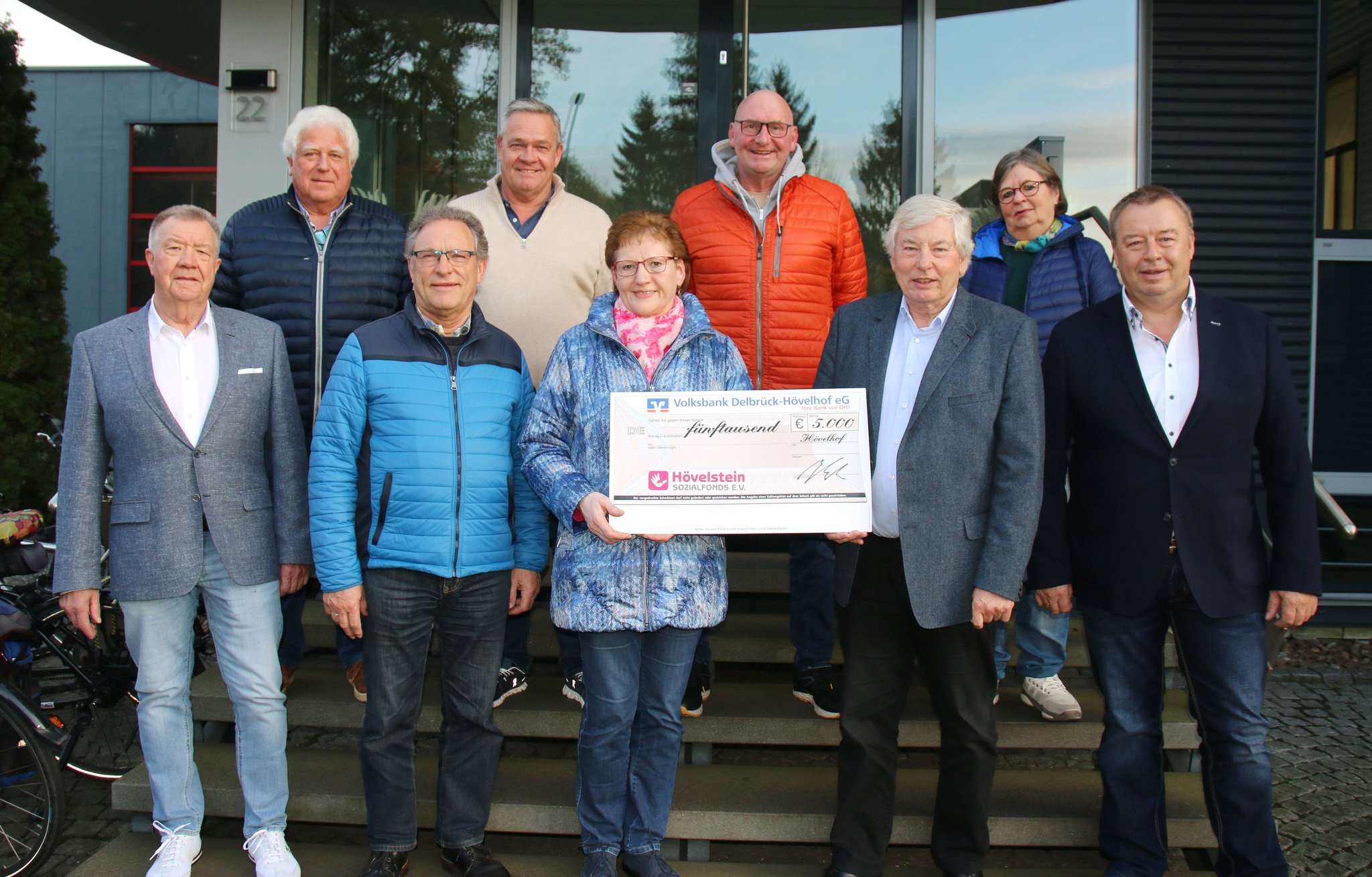 Vier Institutionen aus Hövelhof und Delbrück danken dem Hövelstein ...