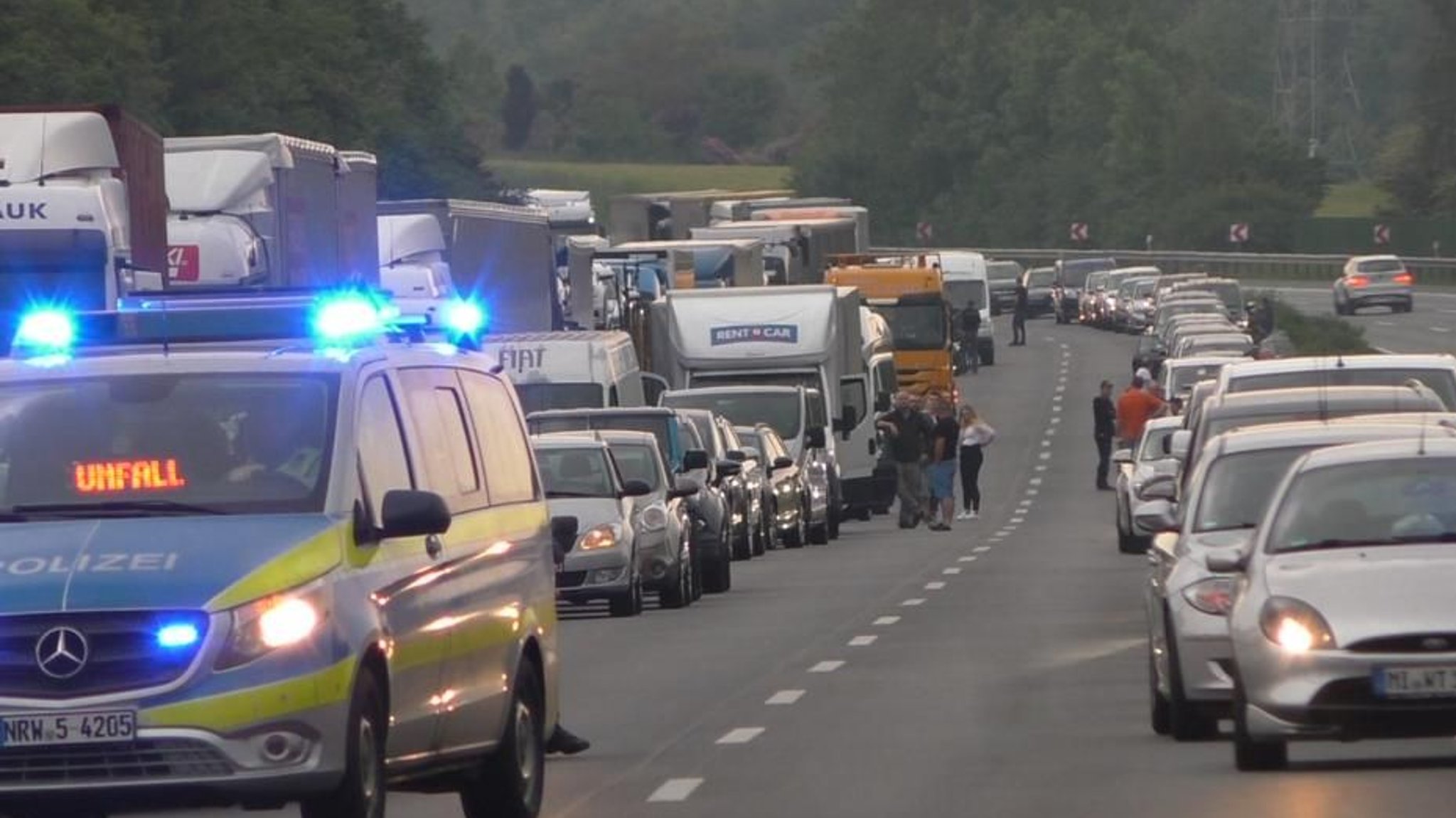 Schwerer Unfall: drei Verletzte auf der A44 zwischen Marsberg und Lichtenau