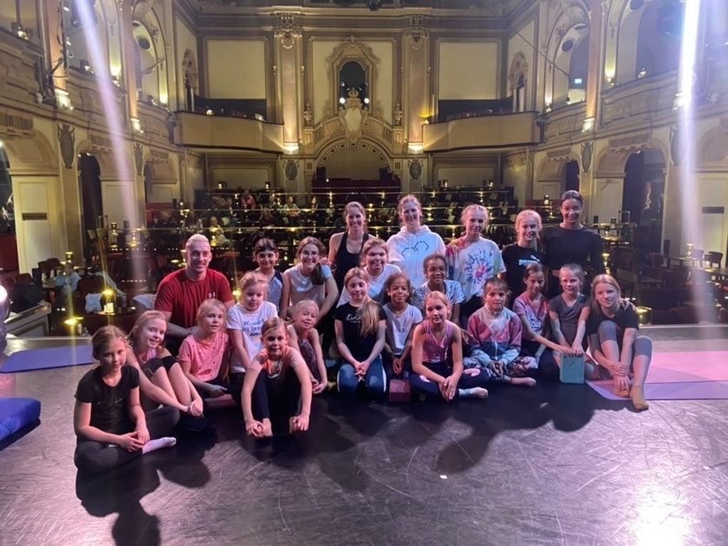 Große Künstler helfen kleinen Artisten