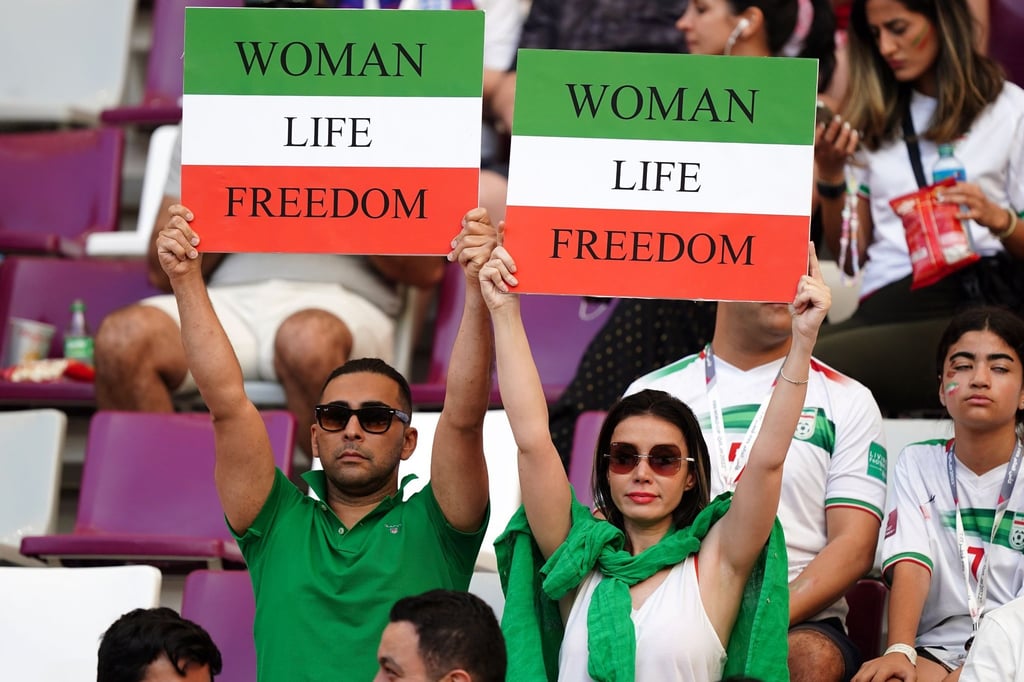 Iran-Fans in Katar zeigen Unterstützung für Proteste