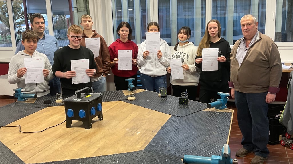 MINT-Workshop in Willebadessen: Eggeschüler bauen elektronischen Würfel
