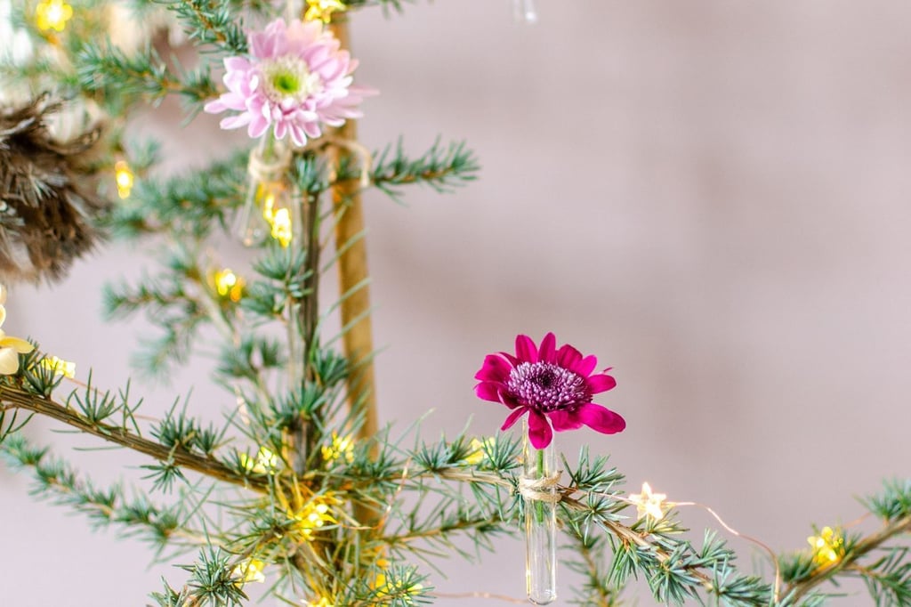 Weihnachtskugeln aus bunten Blüten basteln