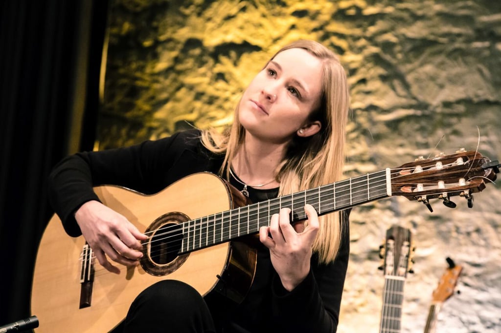 Jule Malischke singt und spielt im Kufo-Keller