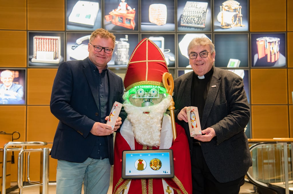 Roboter-Nikolaus begrüßt Besucher im Heinz-Nixdorf-Museumsforum in ...