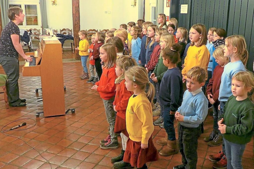 Kinder singen mit Senioren