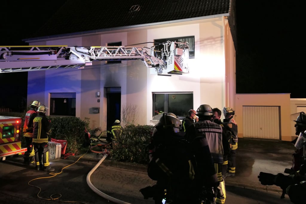 Brand in Einfamilienhaus: Mutter tot, Sohn verletzt
