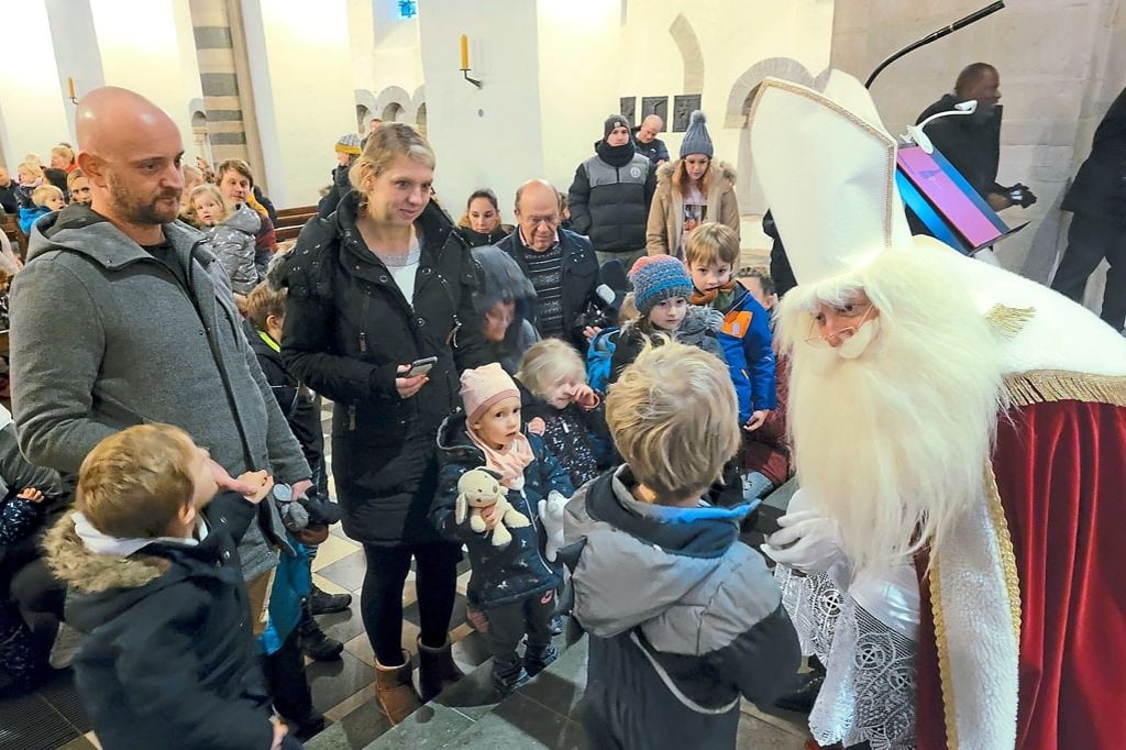 Nikolaus freut sich über viele Kinder