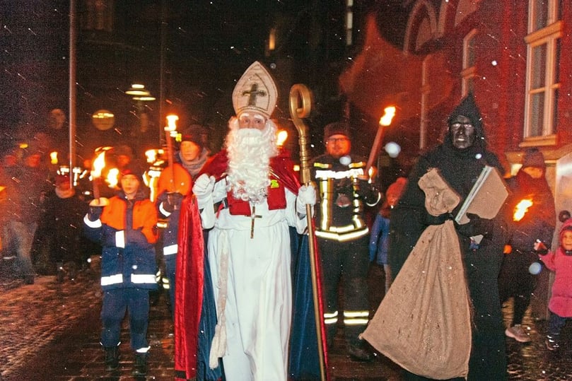 800 Kinder feiern den Nikolaus