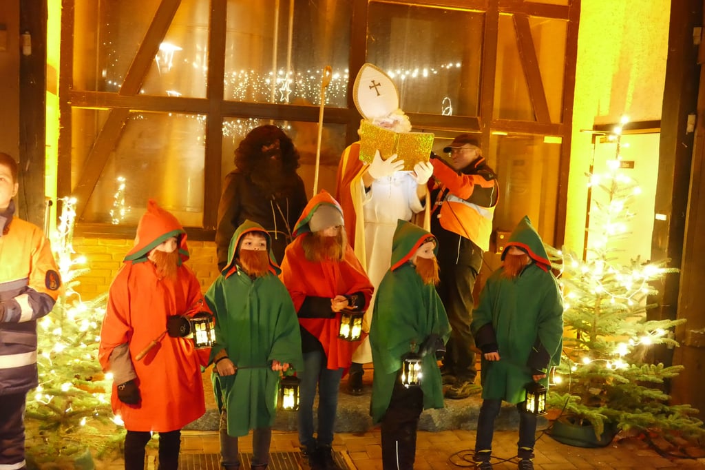 Nikolaus zaubert Kindern in Ottbergen Lächeln ins Gesicht