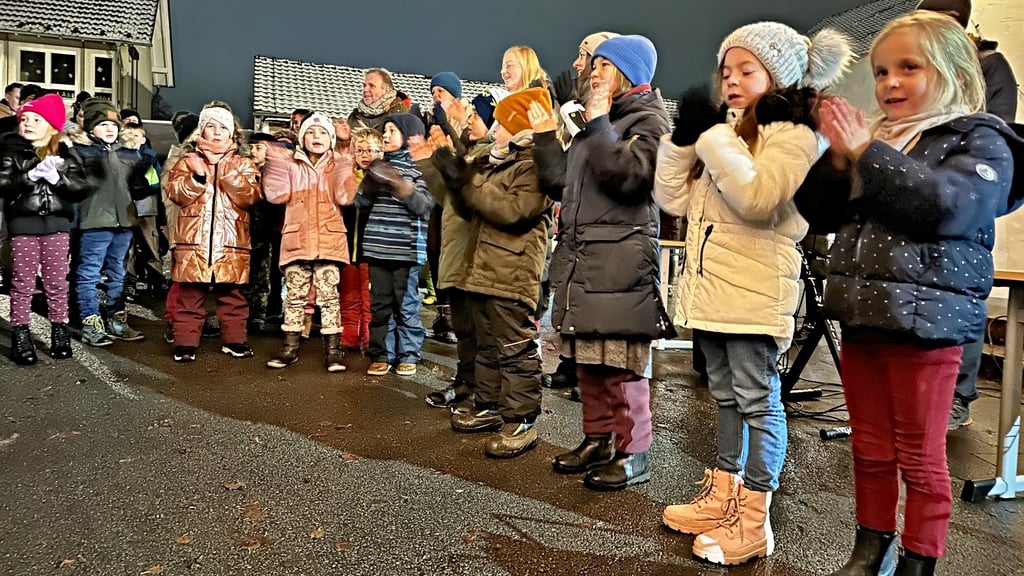 Lebendiger Adventskalender: Warburger Falkschüler feiern den Nikolaus