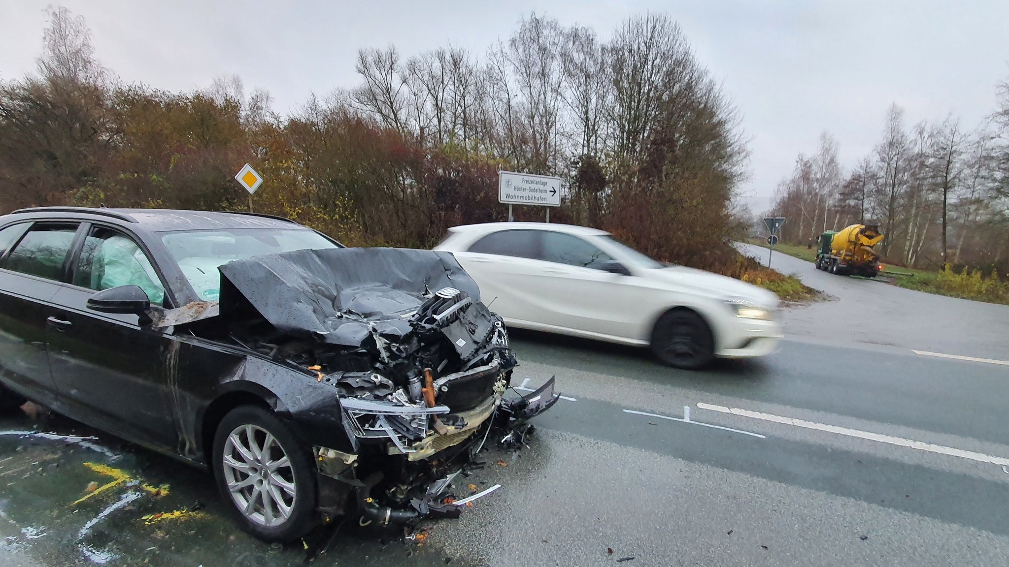 Zwei Verletzte bei Unfall auf B64 zwischen Höxter und Godelheim