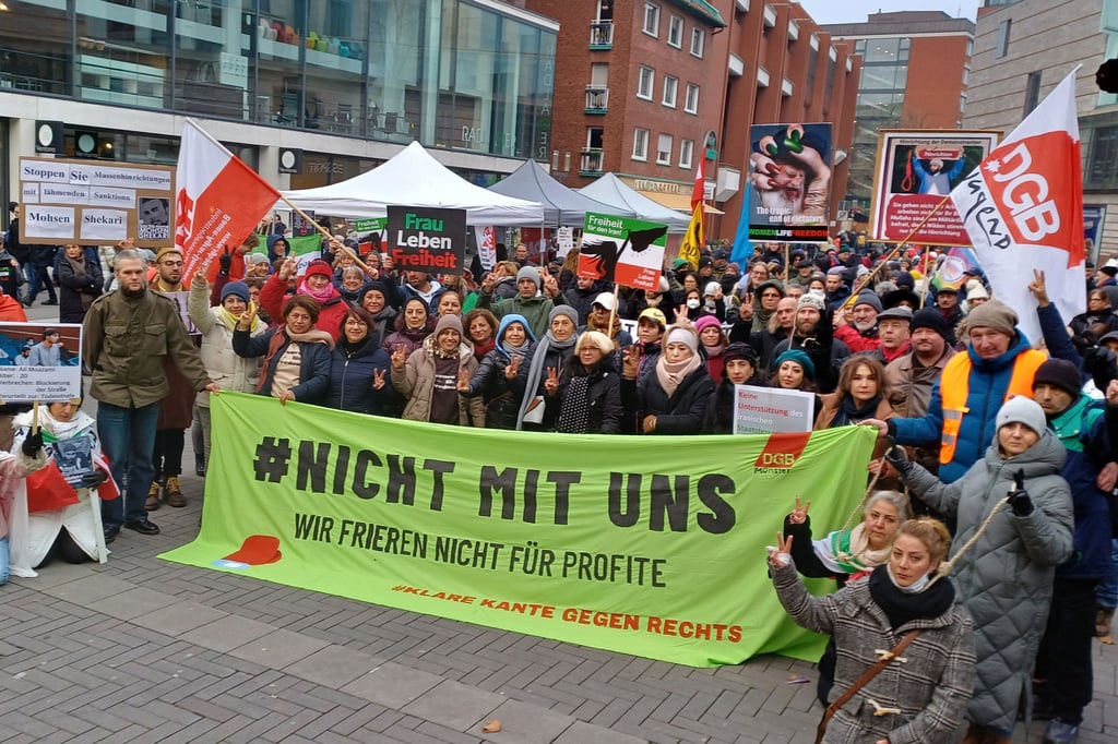 Inflation und Iran: Demonstranten verbünden sich