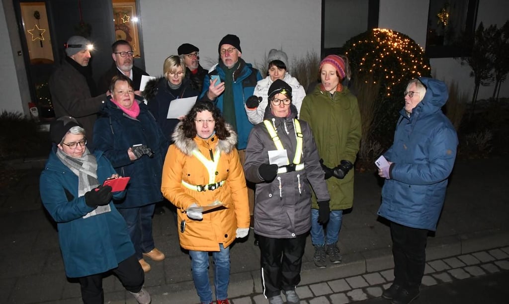 Gesangsgruppe zieht durch die Verler Straßen