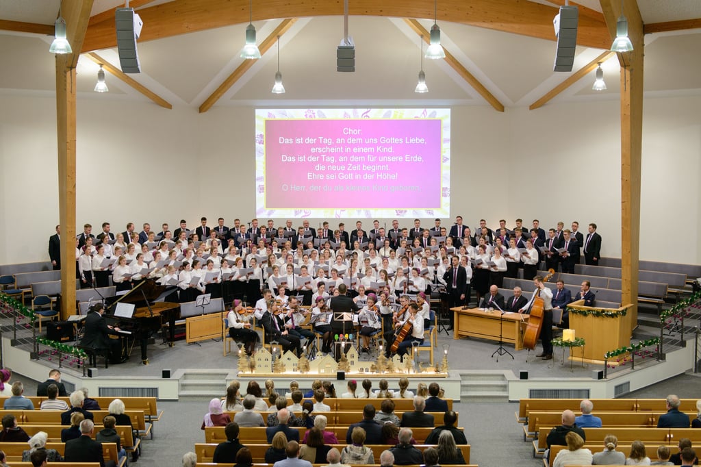Chor der Baptisten singt in Willebadessen von Frieden und Weihnachten