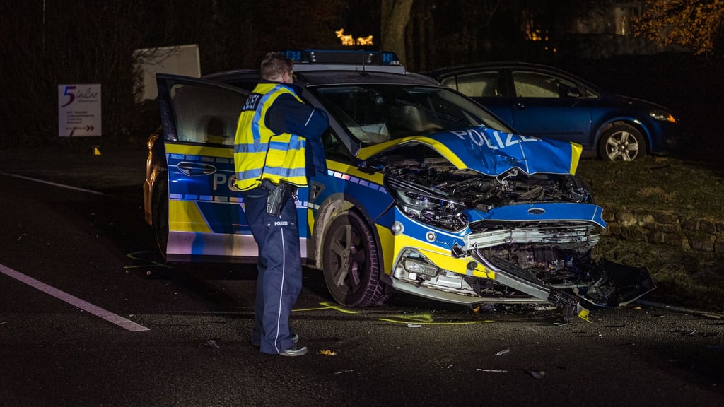 Lemgo: Vier Menschen bei Unfall mit Streifenwagen verletzt