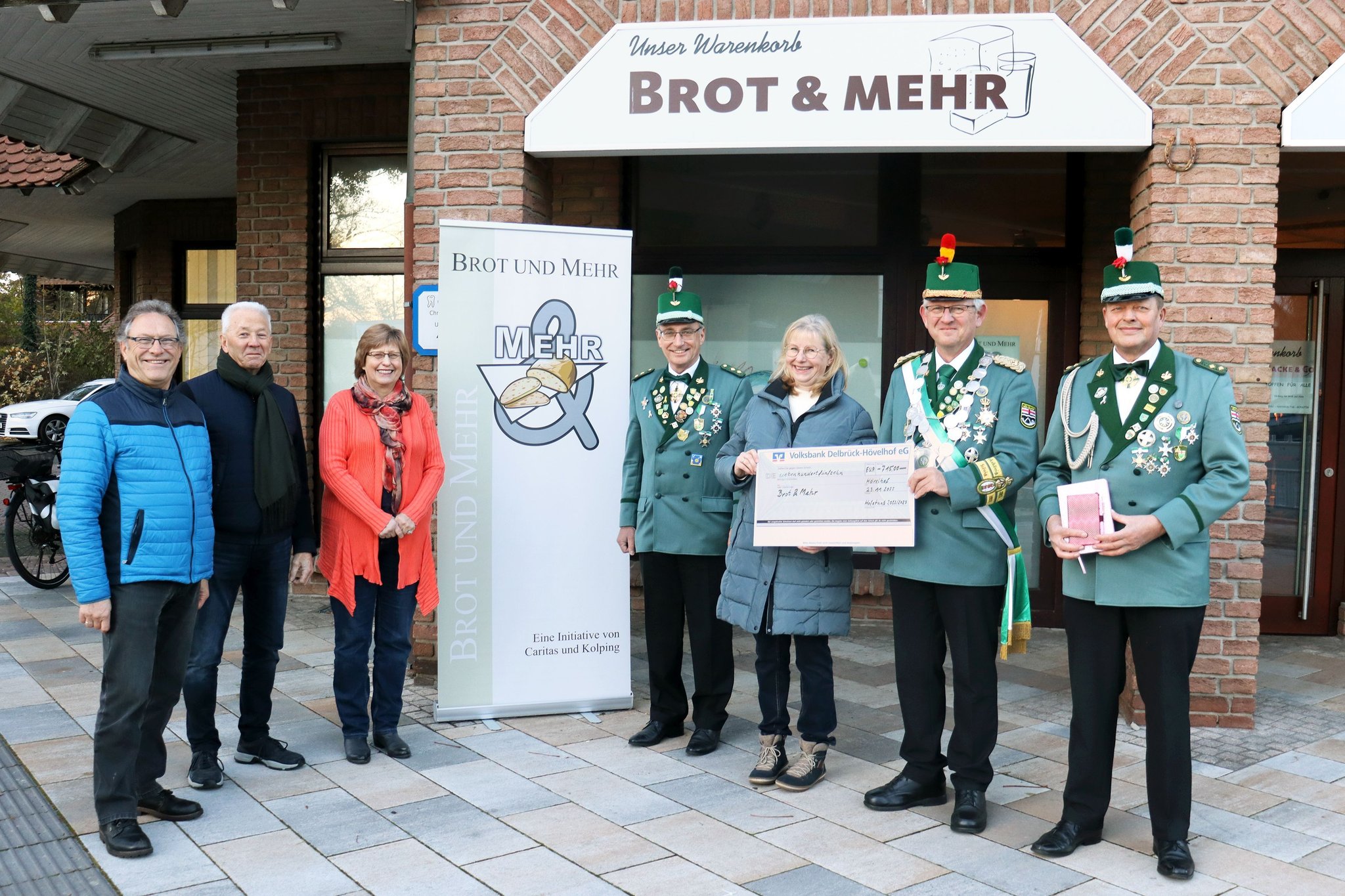Hövelhofer Hofstaat spendet an „Brot und mehr“
