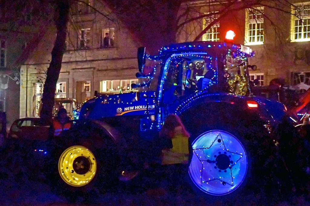 50 Trecker erhellen die Nacht