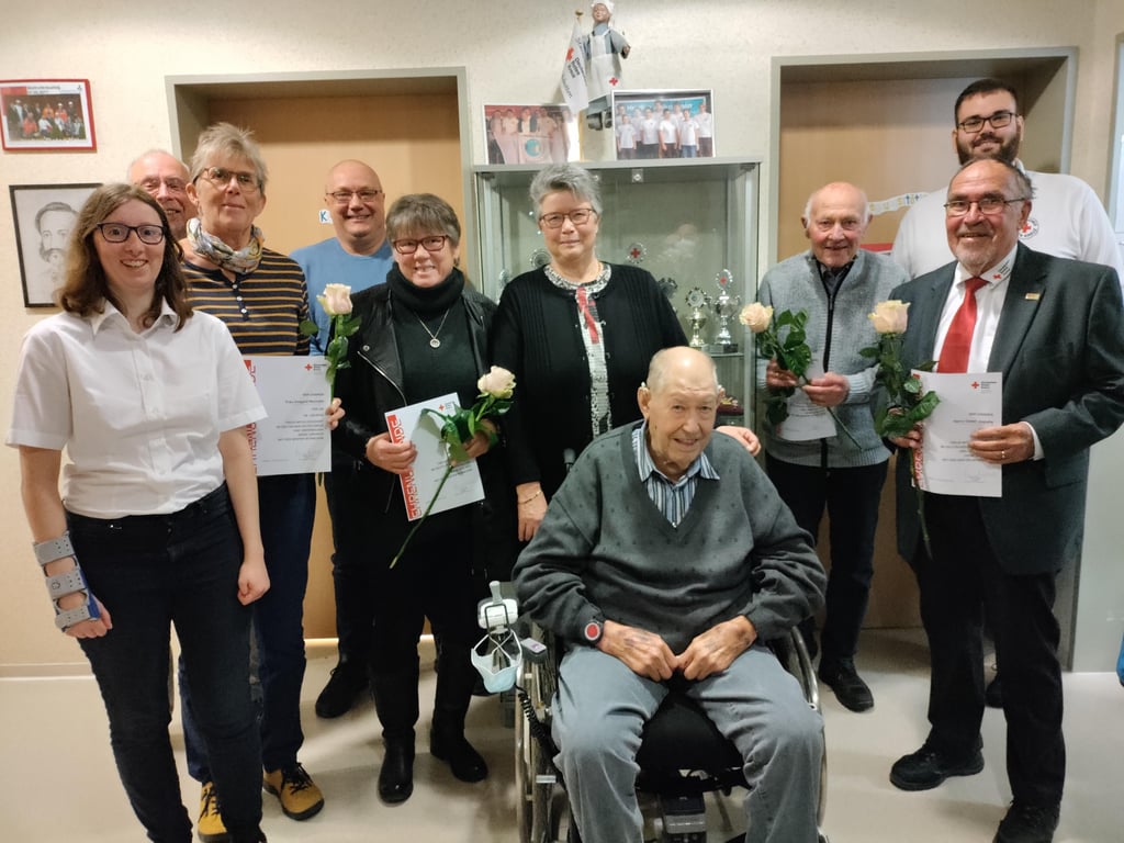 DRK Salzkotten ehrt verdiente Mitglieder