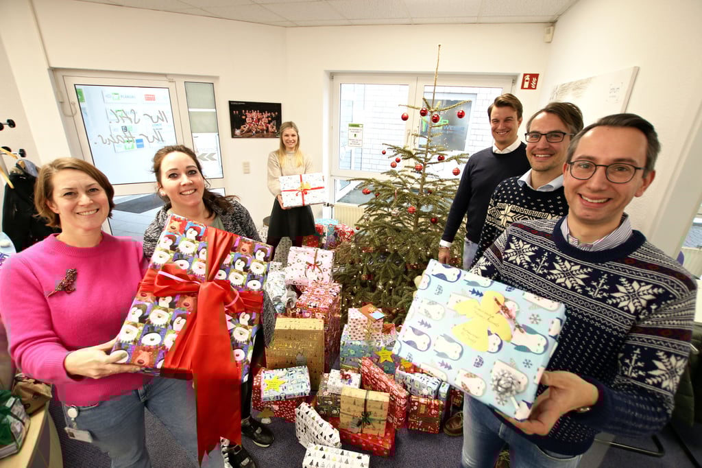 Wunschbaum bringt 65 Geschenke für die Paderborner Kinderklinik