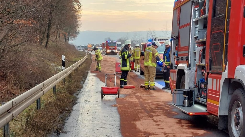LKW verliert auf A44 bei Warburg Motoröl